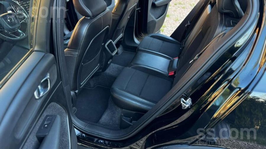 Black Volvo XC40 2019 in Riga, with an engine capacity of 2.00 L and mileage of 272 thousand km for 16000 €, photo 20 on AUTOMOTO.COM.LV