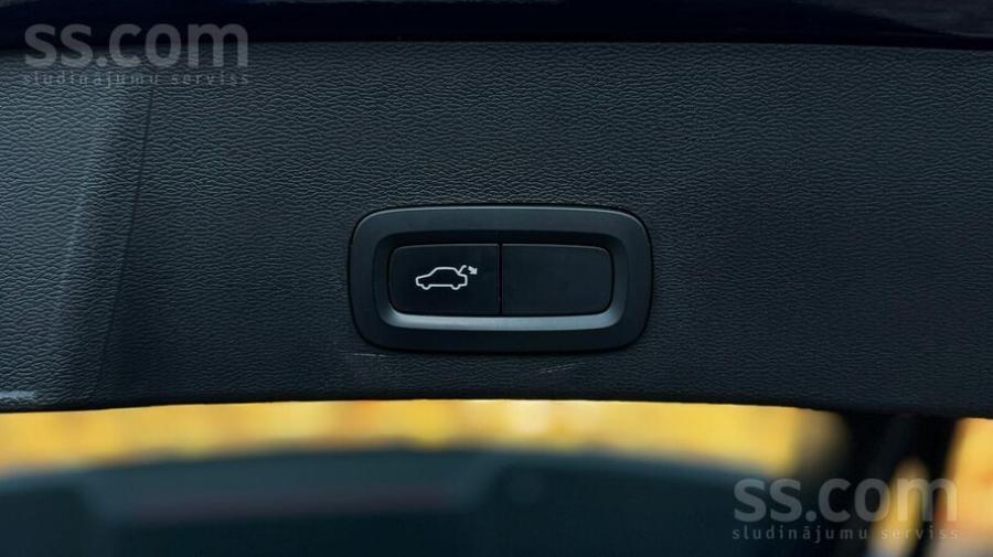 Black Volvo XC40 2019 in Riga, with an engine capacity of 2.00 L and mileage of 272 thousand km for 16000 €, photo 27 on AUTOMOTO.COM.LV