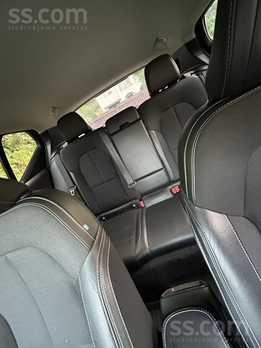 Black Volvo XC40 2019 in Riga, with an engine capacity of 2.00 L and mileage of 244 thousand km for 18700 €, photo 14 on AUTOMOTO.COM.LV