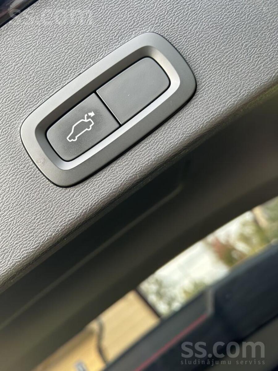 Black Volvo XC40 2019 in Riga, with an engine capacity of 2.00 L and mileage of 244 thousand km for 18700 €, photo 15 on AUTOMOTO.COM.LV