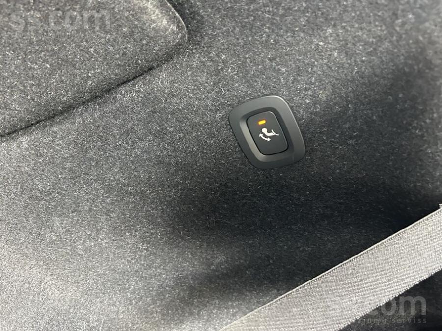 Black Volvo XC40 2019 in Riga, with an engine capacity of 2.00 L and mileage of 244 thousand km for 18700 €, photo 16 on AUTOMOTO.COM.LV