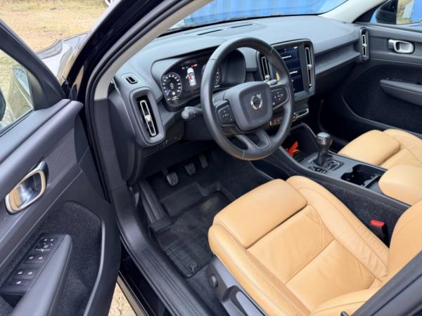 Black Volvo XC40 2019 in Riga, with an engine capacity of 2.00 L and mileage of 130 thousand km for 18995 €, photo 5 on AUTOMOTO.COM.LV