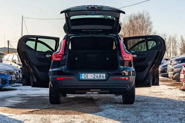 Black Volvo XC40 2019 in Riga, with an engine capacity of 2.00 L and mileage of 135 thousand km for 18995 €, photo 5 on AUTOMOTO.COM.LV