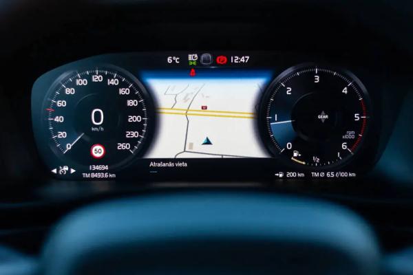 Black Volvo XC40 2019 in Riga, with an engine capacity of 2.00 L and mileage of 135 thousand km for 18995 €, photo 10 on AUTOMOTO.COM.LV