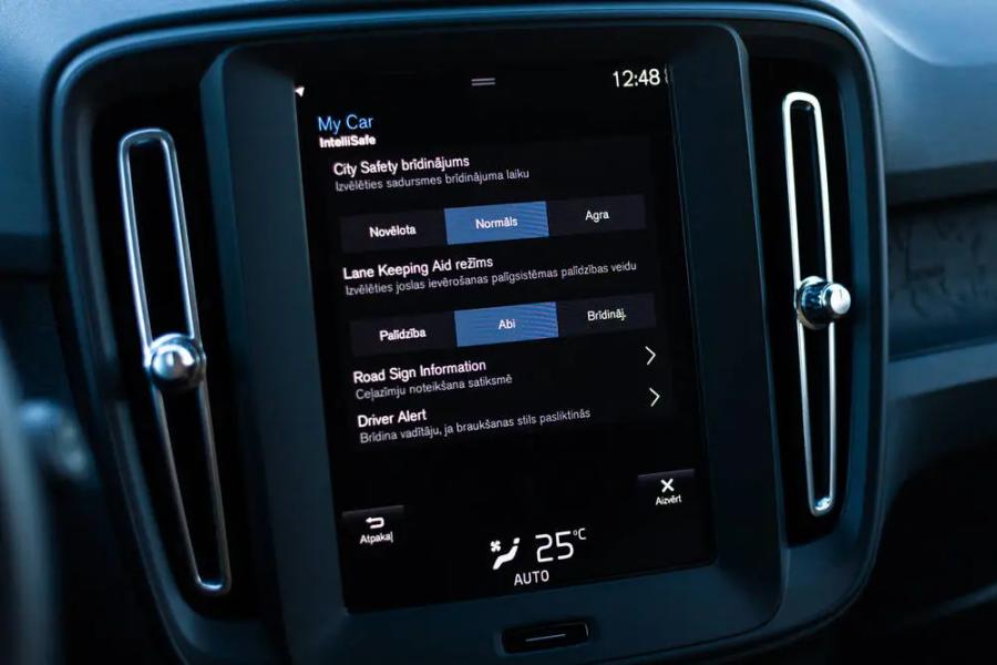 Melns Volvo XC40 2019 Rīga, ar dzinēja tilpumu 2.00 L un nobraukumu 135 tūkst. km par 18995 €, foto 14 vietnē AUTOMOTO.COM.LV