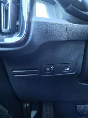 Black Volvo XC40 2019 in Kaunas, with an engine capacity of 1.97 L and mileage of 204 thousand km for 17700 €, photo 17 on AUTOMOTO.COM.LV