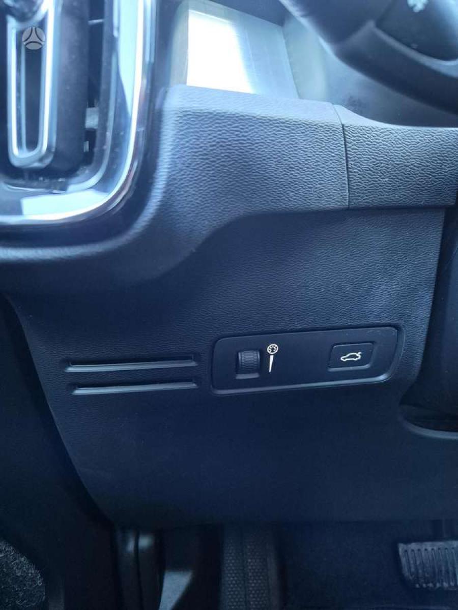 Black Volvo XC40 2019 in Kaunas, with an engine capacity of 1.97 L and mileage of 204 thousand km for 17700 €, photo 17 on AUTOMOTO.COM.LV