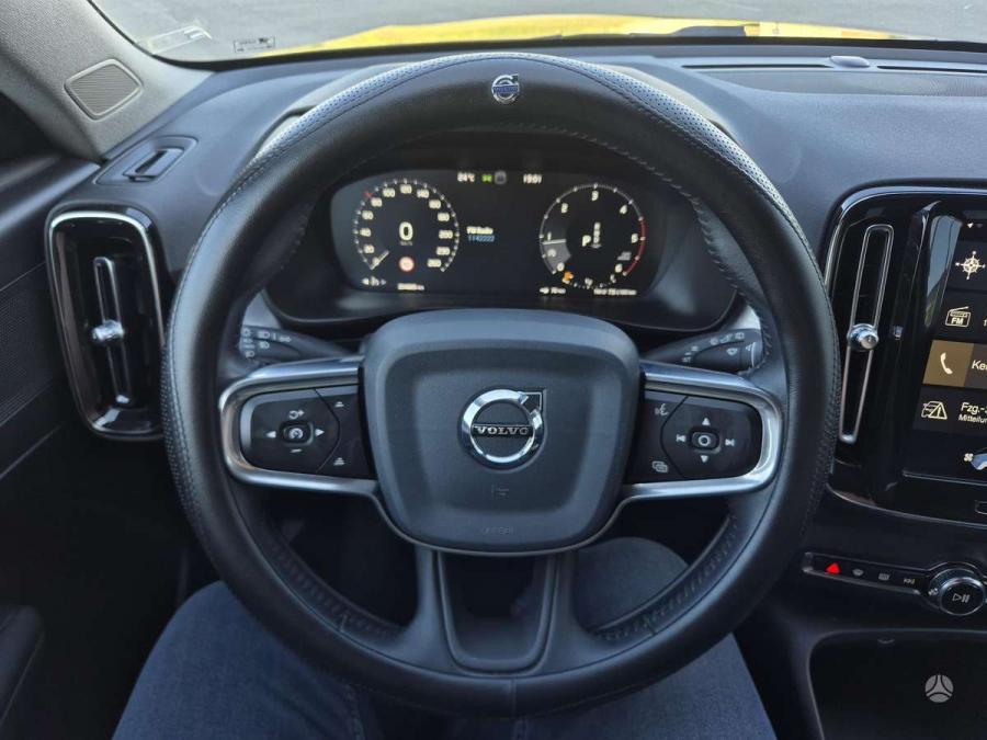 Black Volvo XC40 2019 in Kaunas, with an engine capacity of 1.97 L and mileage of 204 thousand km for 17700 €, photo 19 on AUTOMOTO.COM.LV