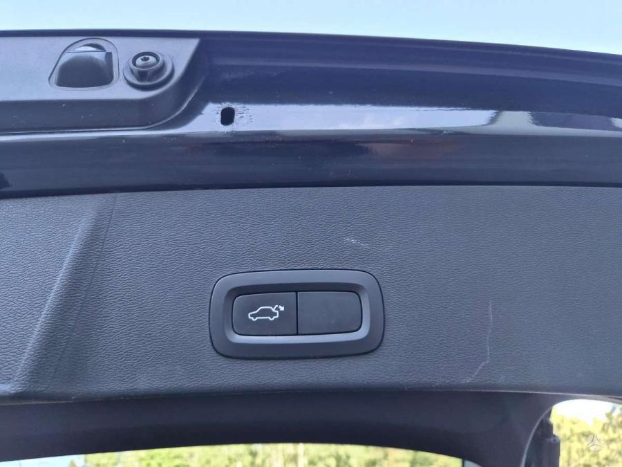 Black Volvo XC40 2019 in Kaunas, with an engine capacity of 1.97 L and mileage of 204 thousand km for 17700 €, photo 20 on AUTOMOTO.COM.LV