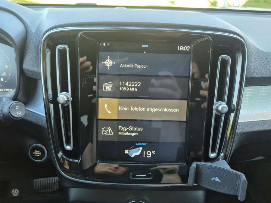 Black Volvo XC40 2019 in Kaunas, with an engine capacity of 1.97 L and mileage of 204 thousand km for 17700 €, photo 26 on AUTOMOTO.COM.LV