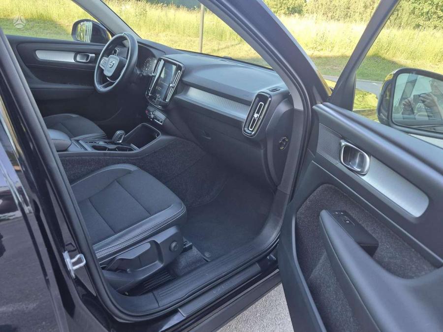 Black Volvo XC40 2019 in Kaunas, with an engine capacity of 1.97 L and mileage of 204 thousand km for 17700 €, photo 30 on AUTOMOTO.COM.LV