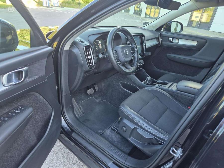 Black Volvo XC40 2019 in Kaunas, with an engine capacity of 1.97 L and mileage of 204 thousand km for 17700 €, photo 31 on AUTOMOTO.COM.LV