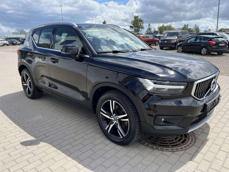 Black Volvo XC40 2019 in Marijampole, with an engine capacity of 1.97 L and mileage of 142 thousand km for 18200 €, photo 4 on AUTOMOTO.COM.LV