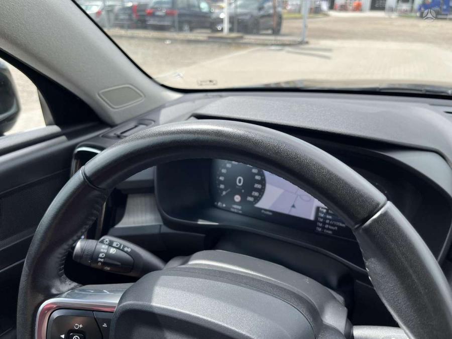Black Volvo XC40 2019 in Marijampole, with an engine capacity of 1.97 L and mileage of 142 thousand km for 18200 €, photo 13 on AUTOMOTO.COM.LV