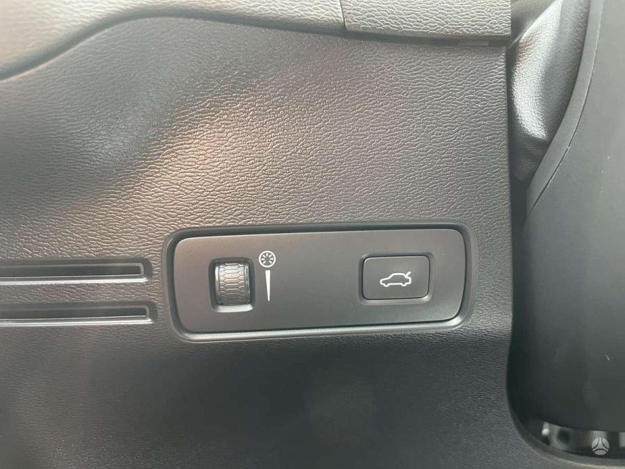 Black Volvo XC40 2019 in Marijampole, with an engine capacity of 1.97 L and mileage of 142 thousand km for 18200 €, photo 15 on AUTOMOTO.COM.LV