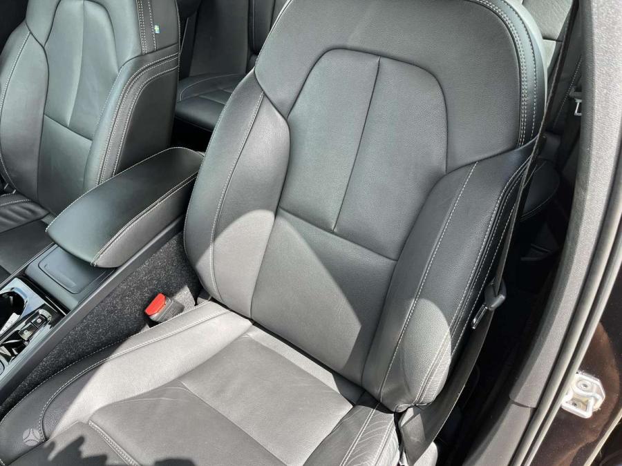 Black Volvo XC40 2019 in Marijampole, with an engine capacity of 1.97 L and mileage of 142 thousand km for 18200 €, photo 19 on AUTOMOTO.COM.LV