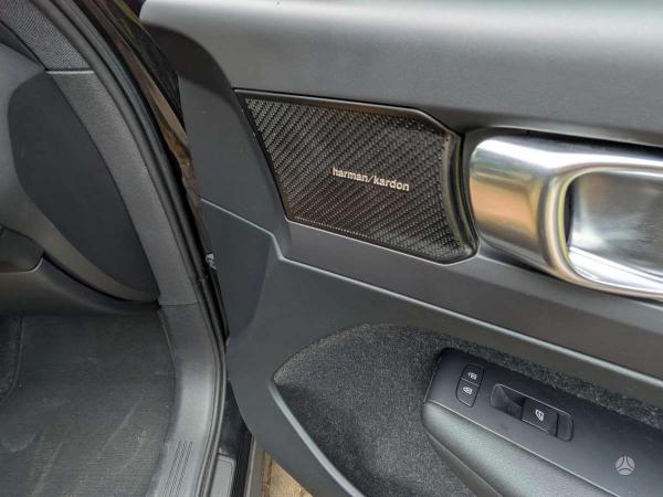 Black Volvo XC40 2019 in Vilnius, with an engine capacity of 1.97 L and mileage of 91 thousand km for 18900 €, photo 9 on AUTOMOTO.COM.LV