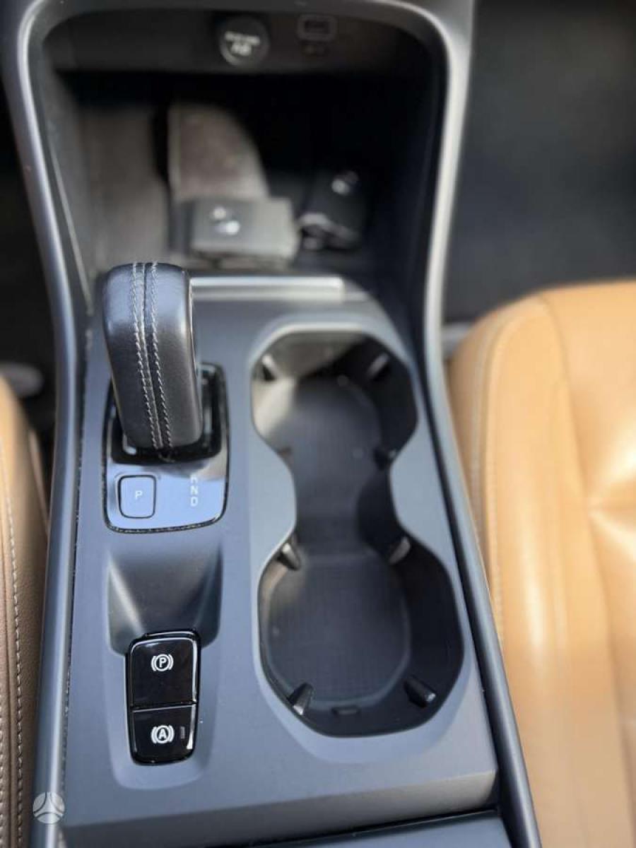 Melns Volvo XC40 2019 Elektrėnai, ar dzinēja tilpumu 1.97 L un nobraukumu 180 tūkst. km par 17500 €, foto 16 vietnē AUTOMOTO.COM.LV