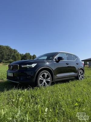 Melns Volvo XC40 2019 Viļņa, ar dzinēja tilpumu 2.00 L un nobraukumu 120 tūkst. km par 22100 €, foto  vietnē AUTOMOTO.COM.LV