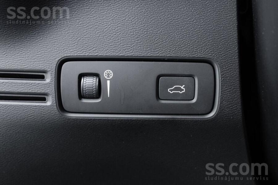 Melns Volvo XC40 2019 Rīga, ar dzinēja tilpumu 2.00 L un nobraukumu 125 tūkst. km par 20000 €, foto 12 vietnē AUTOMOTO.COM.LV