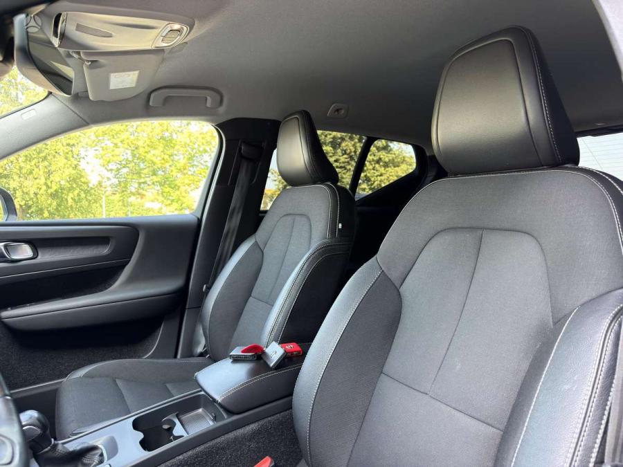 Black Volvo XC40 2019 in Panevezys, with an engine capacity of 1.97 L and mileage of 249 thousand km for 13999 €, photo 13 on AUTOMOTO.COM.LV
