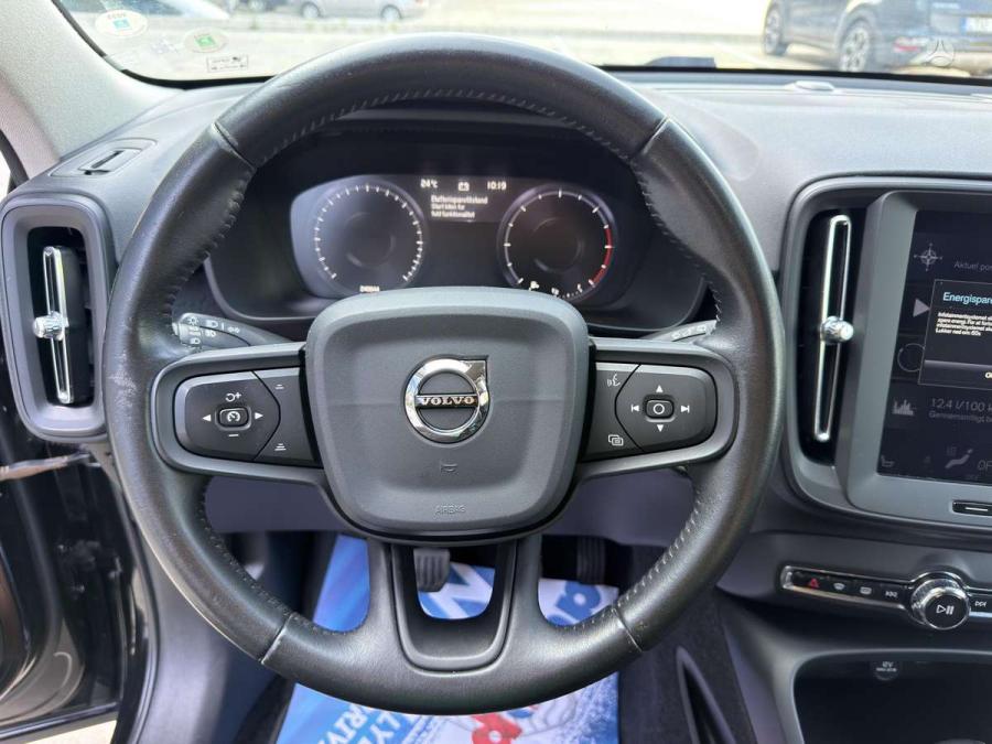Black Volvo XC40 2019 in Panevezys, with an engine capacity of 1.97 L and mileage of 249 thousand km for 13999 €, photo 21 on AUTOMOTO.COM.LV