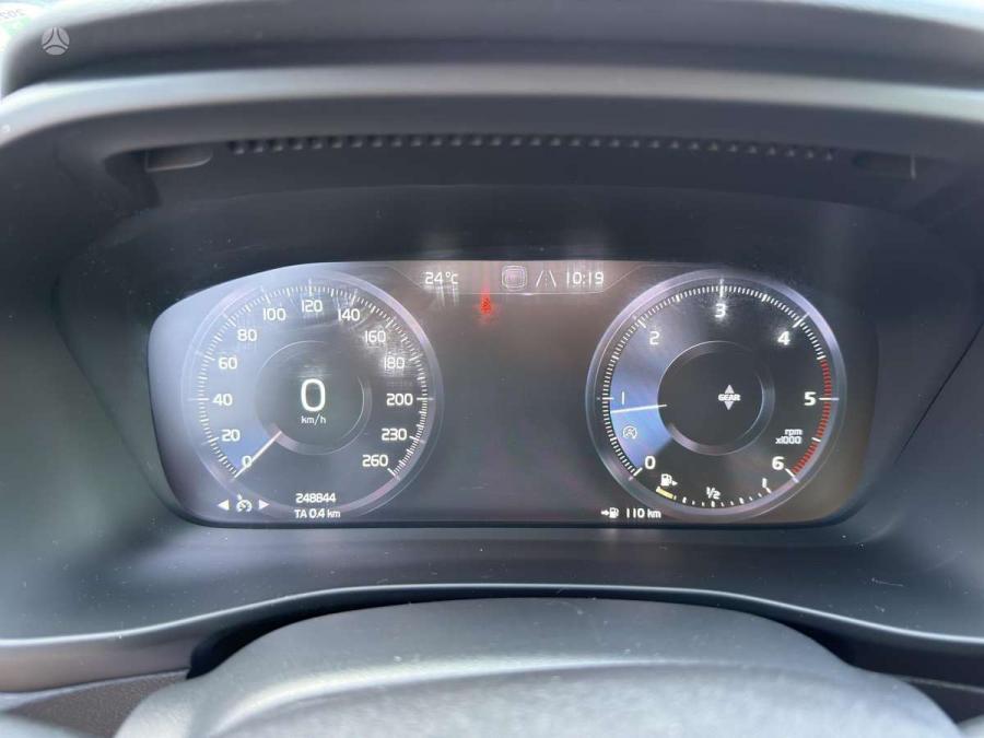 Black Volvo XC40 2019 in Panevezys, with an engine capacity of 1.97 L and mileage of 249 thousand km for 13999 €, photo 22 on AUTOMOTO.COM.LV
