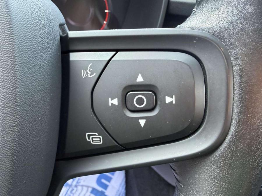 Black Volvo XC40 2019 in Panevezys, with an engine capacity of 1.97 L and mileage of 249 thousand km for 13999 €, photo 24 on AUTOMOTO.COM.LV