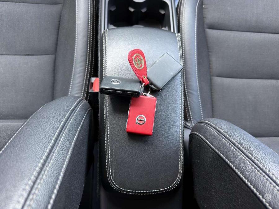 Black Volvo XC40 2019 in Panevezys, with an engine capacity of 1.97 L and mileage of 249 thousand km for 13999 €, photo 32 on AUTOMOTO.COM.LV