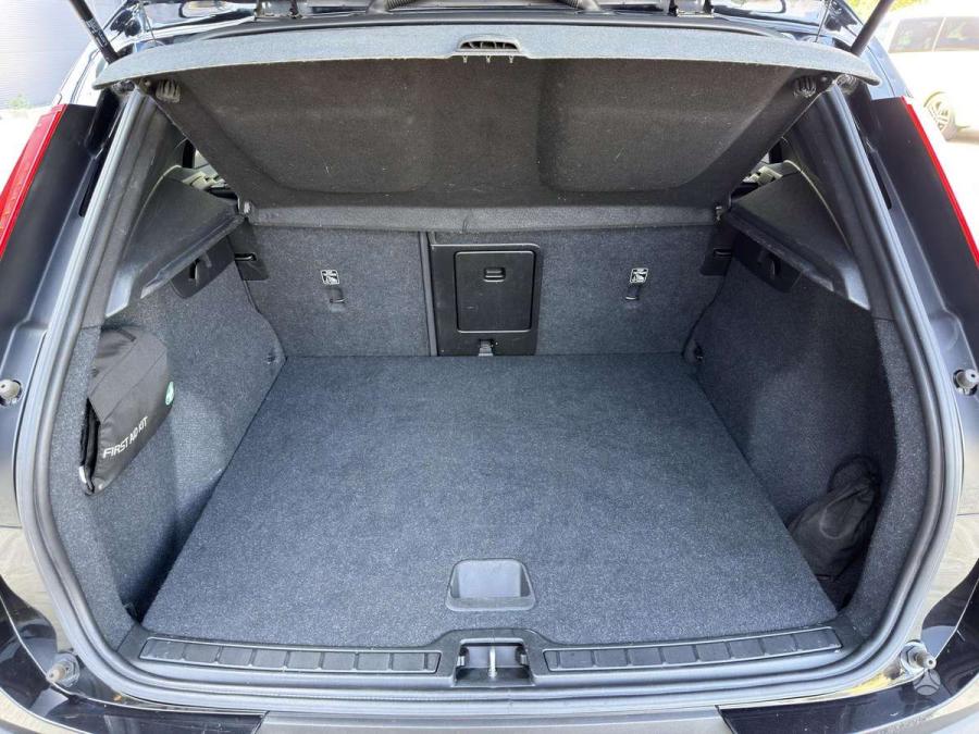 Black Volvo XC40 2019 in Panevezys, with an engine capacity of 1.97 L and mileage of 249 thousand km for 13999 €, photo 37 on AUTOMOTO.COM.LV