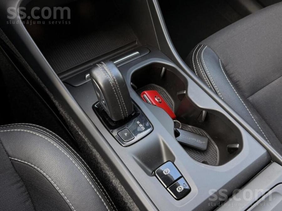 Black Volvo XC40 2019 in Riga, with an engine capacity of 2.00 L and mileage of 201 thousand km for 17990 €, photo 12 on AUTOMOTO.COM.LV