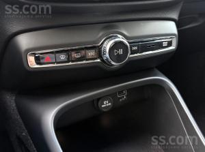 Black Volvo XC40 2019 in Riga, with an engine capacity of 2.00 L and mileage of 201 thousand km for 17990 €, photo 13 on AUTOMOTO.COM.LV