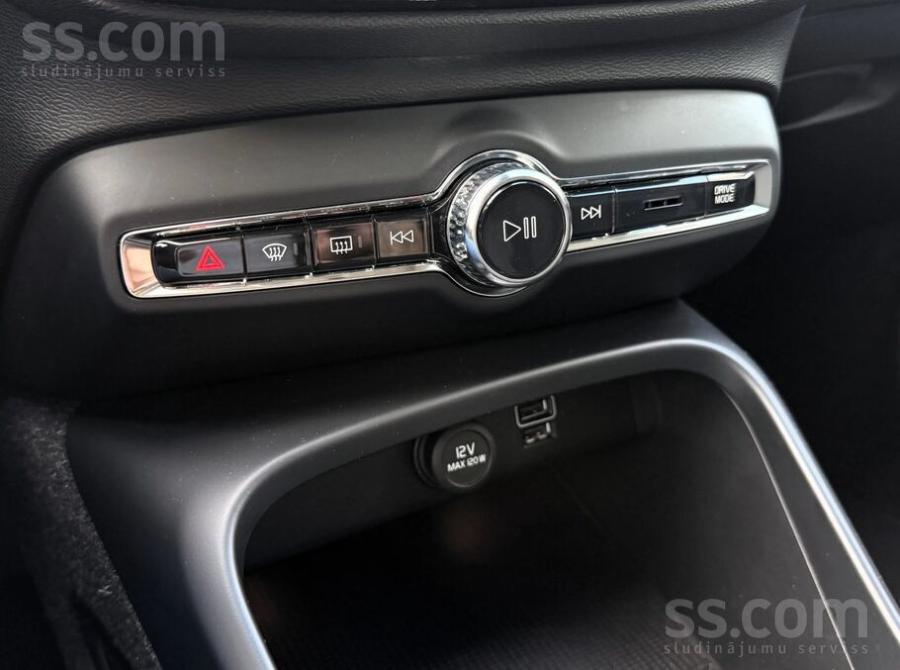 Black Volvo XC40 2019 in Riga, with an engine capacity of 2.00 L and mileage of 201 thousand km for 17990 €, photo 13 on AUTOMOTO.COM.LV
