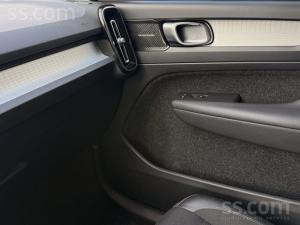 Black Volvo XC40 2019 in Riga, with an engine capacity of 2.00 L and mileage of 201 thousand km for 17990 €, photo 14 on AUTOMOTO.COM.LV