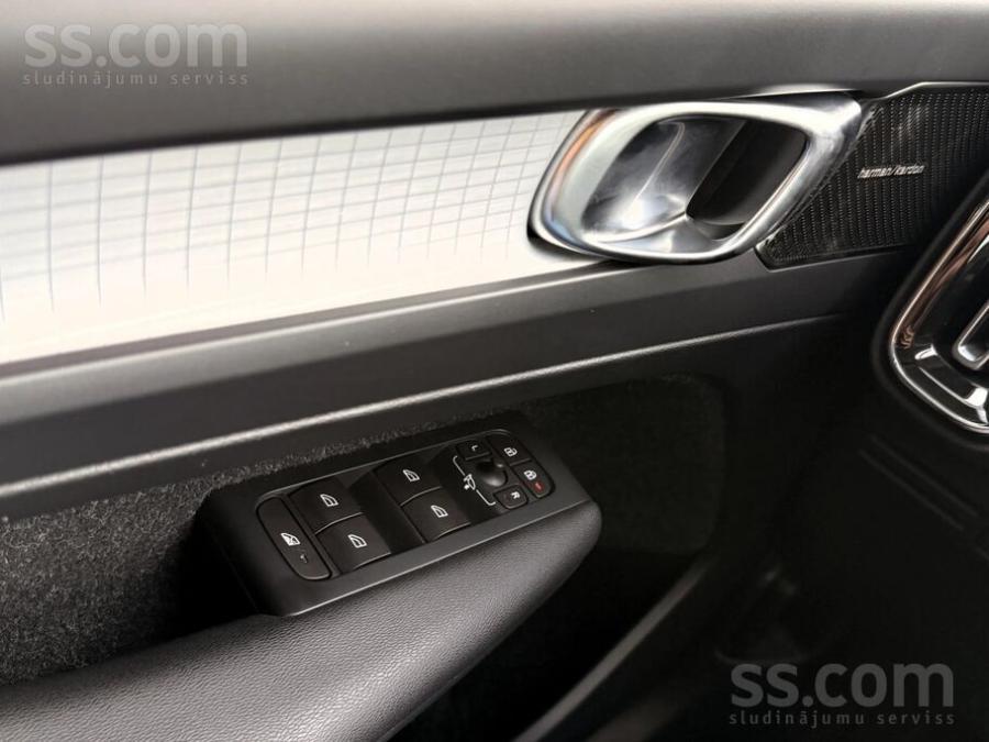 Black Volvo XC40 2019 in Riga, with an engine capacity of 2.00 L and mileage of 201 thousand km for 17990 €, photo 22 on AUTOMOTO.COM.LV