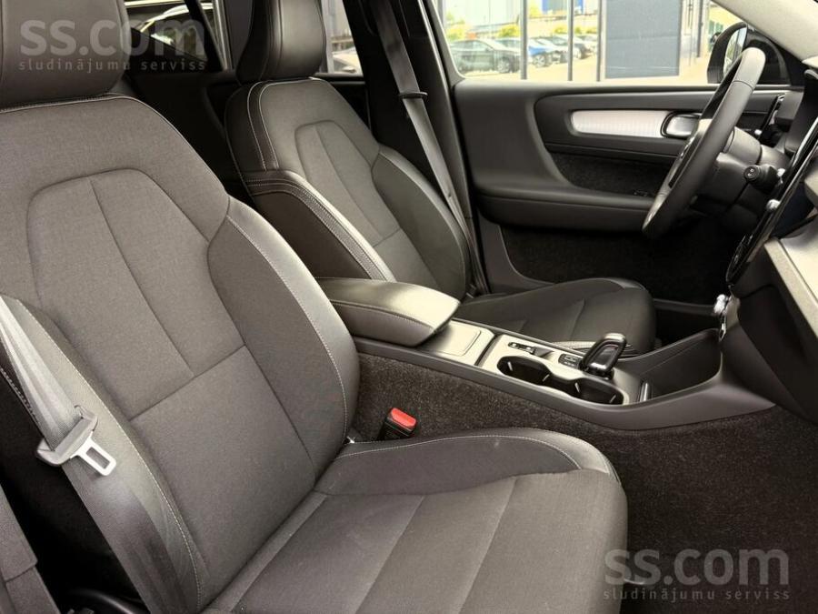 Black Volvo XC40 2019 in Riga, with an engine capacity of 2.00 L and mileage of 201 thousand km for 17990 €, photo 23 on AUTOMOTO.COM.LV