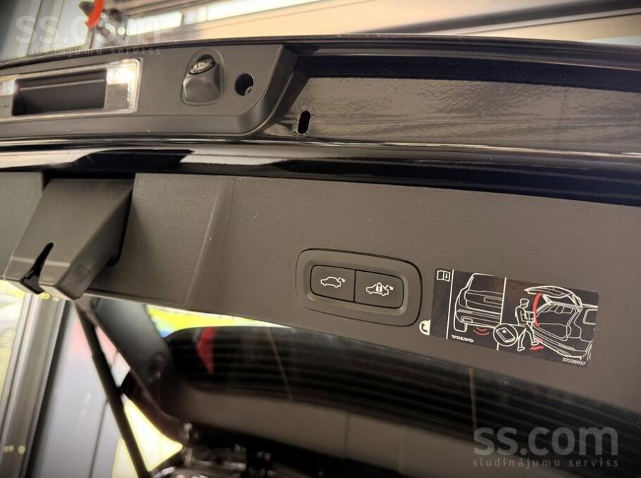 Black Volvo XC40 2019 in Riga, with an engine capacity of 2.00 L and mileage of 201 thousand km for 17990 €, photo 25 on AUTOMOTO.COM.LV