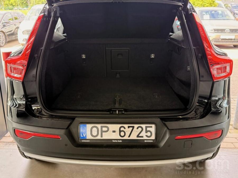 Black Volvo XC40 2019 in Riga, with an engine capacity of 2.00 L and mileage of 201 thousand km for 17990 €, photo 27 on AUTOMOTO.COM.LV