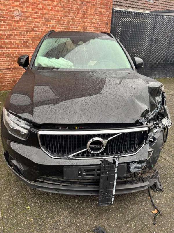 Black Volvo XC40 2020 in Kaunas, with an engine capacity of 1.97 L and mileage of 100 thousand km for 9450 €, photo 2 on AUTOMOTO.COM.LV