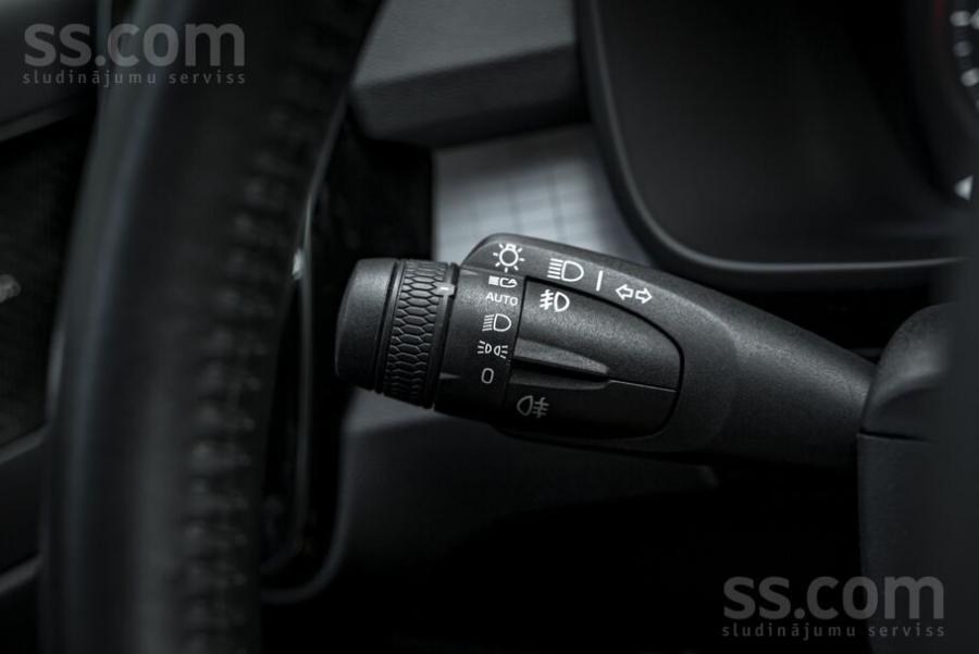 Black Volvo XC40 2020 in Riga, with an engine capacity of 1.50 L and mileage of 74 thousand km for 22950 €, photo 17 on AUTOMOTO.COM.LV