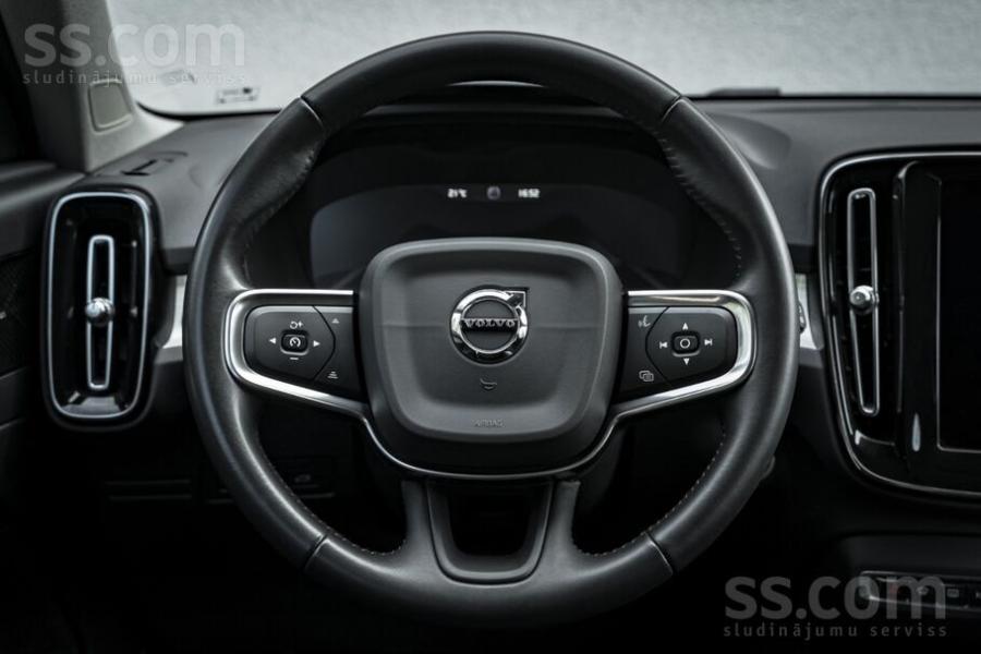 Black Volvo XC40 2020 in Riga, with an engine capacity of 1.50 L and mileage of 74 thousand km for 22950 €, photo 19 on AUTOMOTO.COM.LV