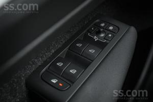 Black Volvo XC40 2020 in Riga, with an engine capacity of 1.50 L and mileage of 74 thousand km for 22950 €, photo 30 on AUTOMOTO.COM.LV