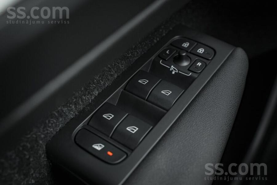 Black Volvo XC40 2020 in Riga, with an engine capacity of 1.50 L and mileage of 74 thousand km for 22950 €, photo 30 on AUTOMOTO.COM.LV