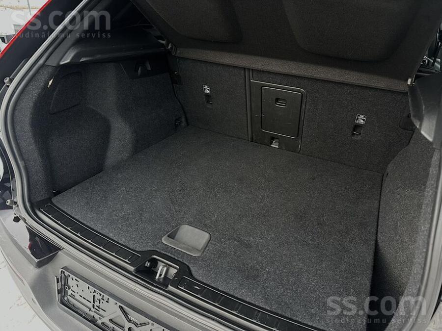 Black Volvo XC40 2020 in Jelgava, with an engine capacity of 2.00 L and mileage of 160 thousand km for 18900 €, photo 10 on AUTOMOTO.COM.LV