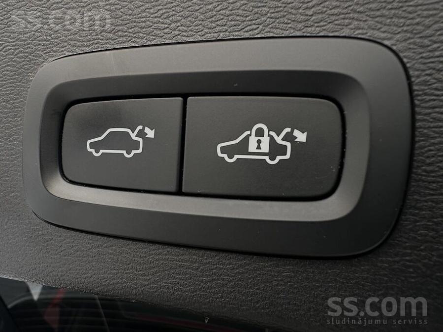 Black Volvo XC40 2020 in Jelgava, with an engine capacity of 2.00 L and mileage of 160 thousand km for 18900 €, photo 12 on AUTOMOTO.COM.LV