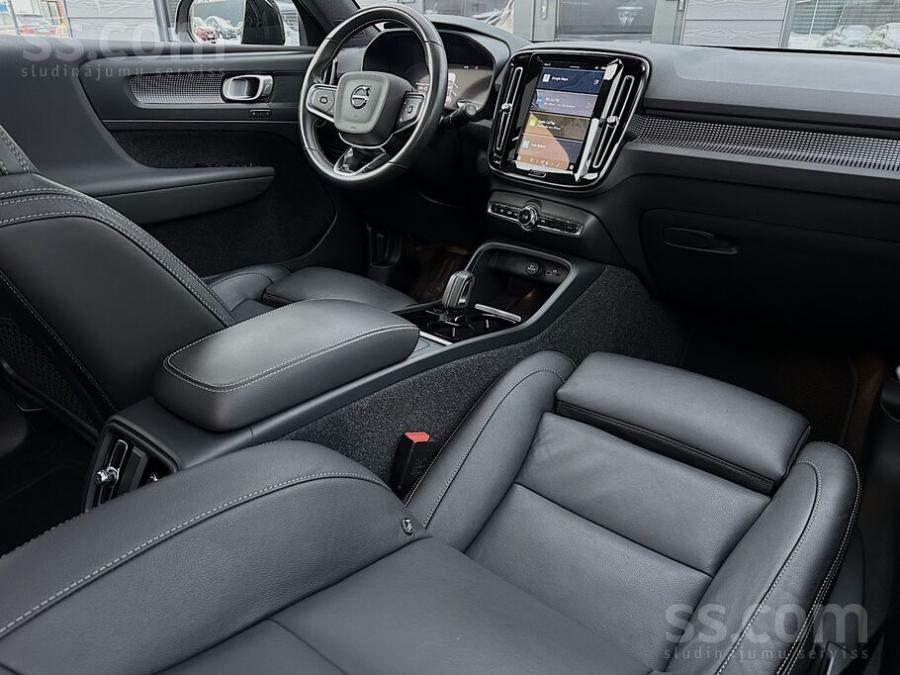 Black Volvo XC40 2020 in Jelgava, with an engine capacity of 2.00 L and mileage of 160 thousand km for 18900 €, photo 13 on AUTOMOTO.COM.LV