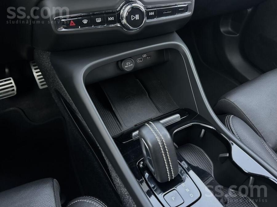 Black Volvo XC40 2020 in Jelgava, with an engine capacity of 2.00 L and mileage of 160 thousand km for 18900 €, photo 20 on AUTOMOTO.COM.LV