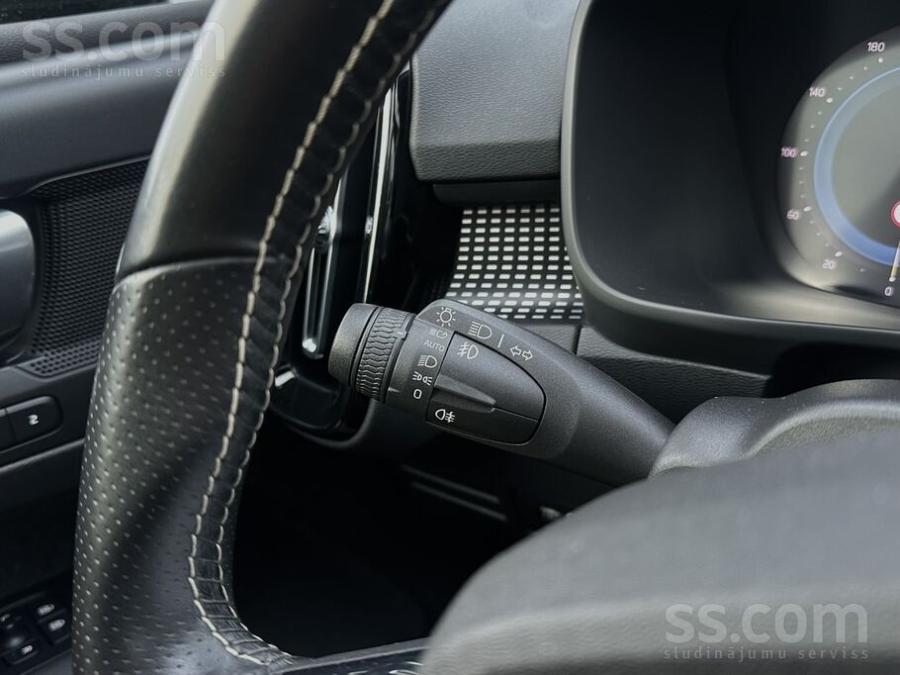 Black Volvo XC40 2020 in Jelgava, with an engine capacity of 2.00 L and mileage of 160 thousand km for 18900 €, photo 23 on AUTOMOTO.COM.LV
