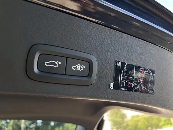 Black Volvo XC40 2020 in Riga, with an engine capacity of 2.00 L and mileage of 203 thousand km for 21550 €, photo 7 on AUTOMOTO.COM.LV