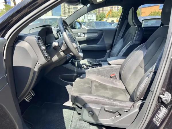 Black Volvo XC40 2020 in Riga, with an engine capacity of 2.00 L and mileage of 203 thousand km for 21550 €, photo 9 on AUTOMOTO.COM.LV